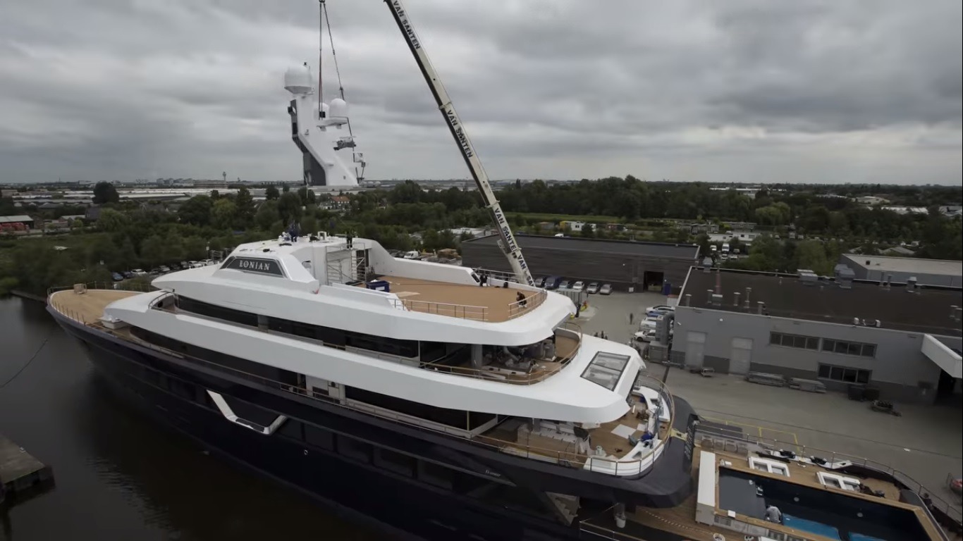 Behind the Design: This Superyacht Construction Timelapse is Insane ...